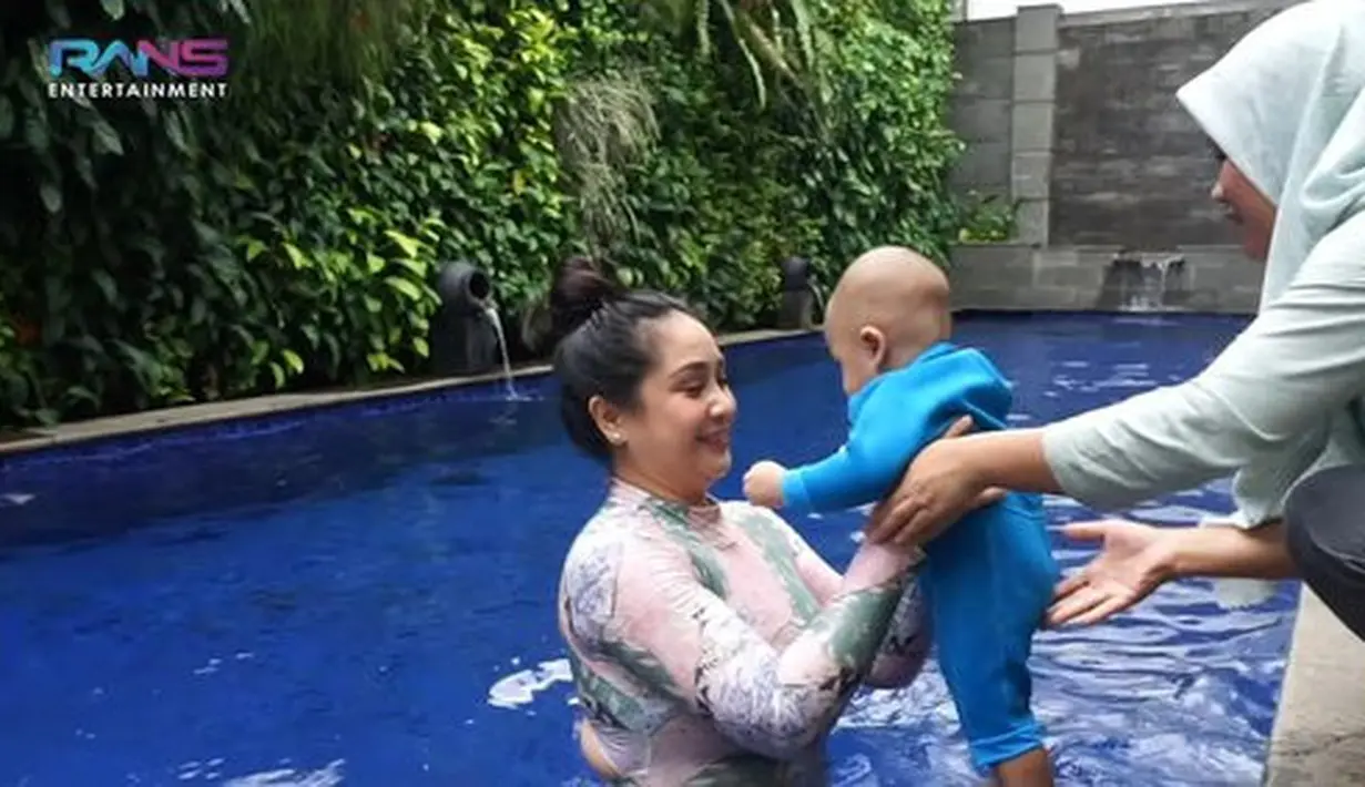 Lucunya Rayyanza Malik Ahmad Belajar Berenang Bareng Nagita Slavina ...