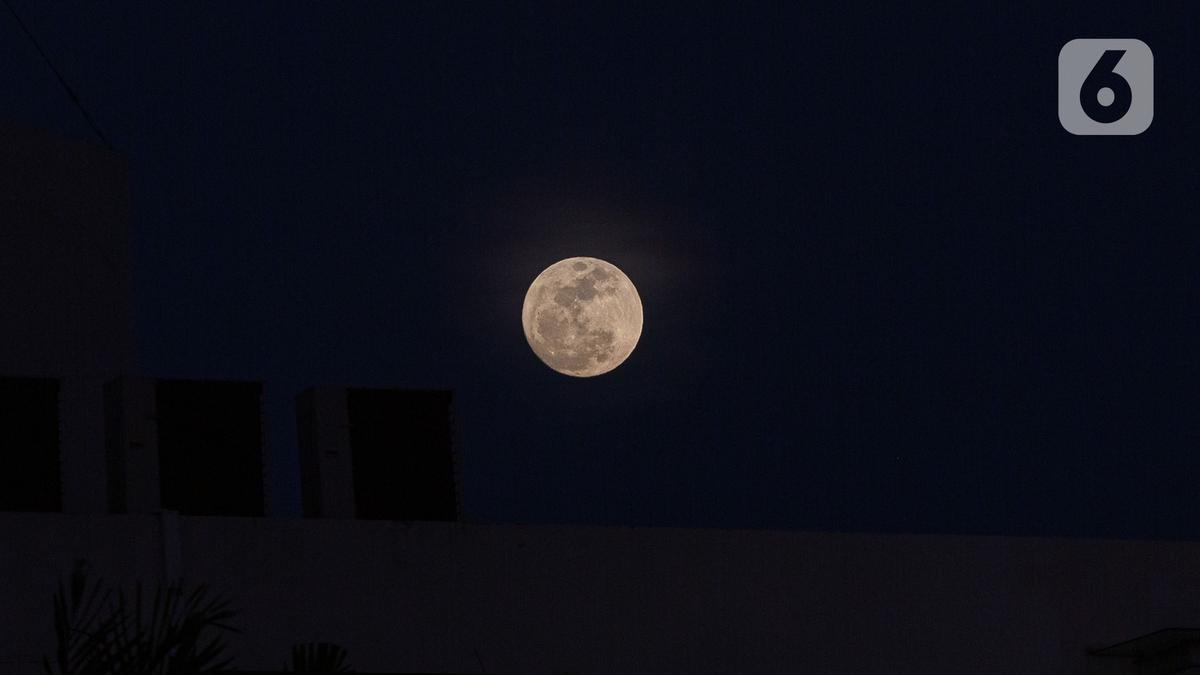7 Potret Cantiknya Fenomena Blue Moon Bidikan Warganet