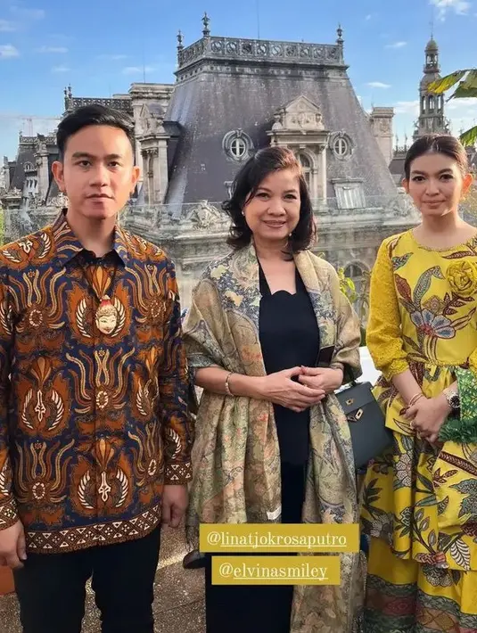 6 Adu Gaya Elegan Istri Pejabat Annisa Pohan dan Selvi Ananda Dibalut Dress Batik - Photo Fimela.com