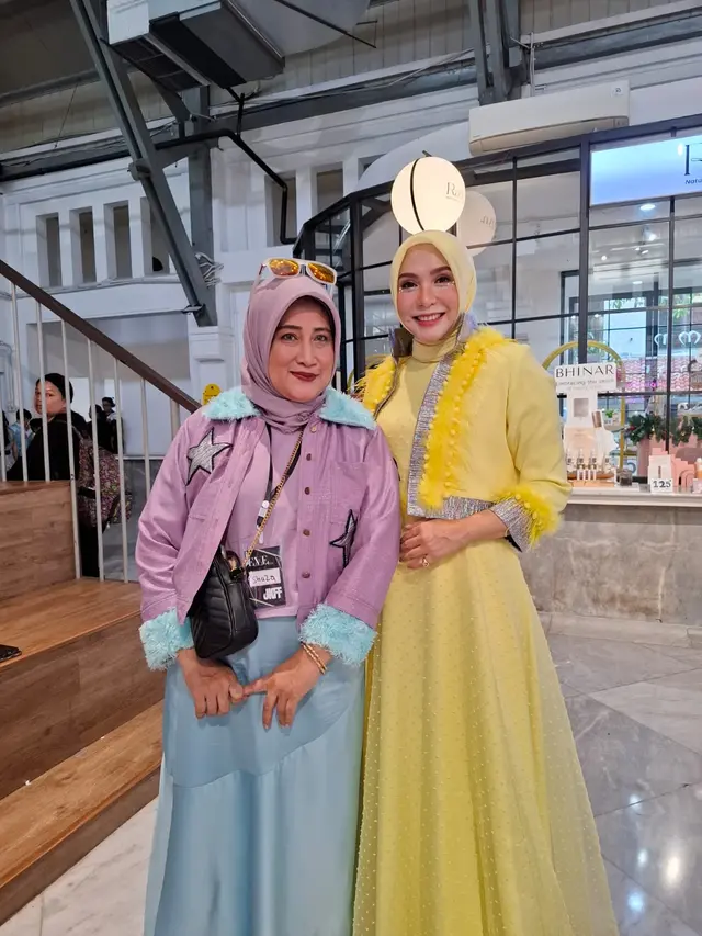 Desainer Dwi Purwati dan Aisyah Hesti Main Warna Pelangi hingga Tenun Majalaya di Koleksi Cotton ...