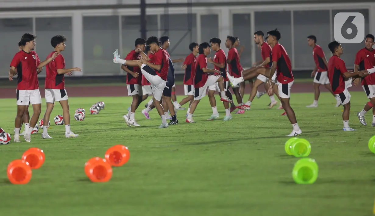 Jelang Hadapi Filipina di Piala AFF U-23 2025, Alex Pastoor Pantau Latihan Timnas Indonesia ...