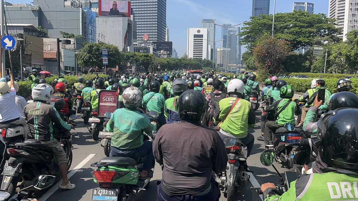 Iring-Iringan Ojol Antar Jenazah Affan Kurniawan yang Tewas Ditabrak ...