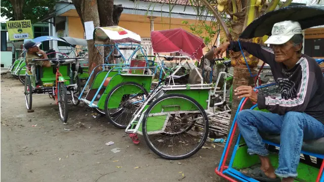 Tukang Becak di Kediri Pasang Poster Larangan Ojek Online Mangkal ...