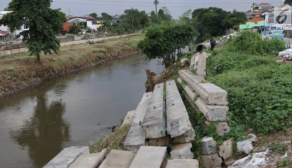FOTO: Pembebasan Lahan Normalisasi Kali Ciliwung Ditarget Tuntas Tahun Ini - Foto Liputan6.com