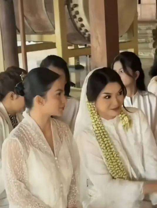 6 Potret Sederhana Ariel Tatum Hadir di Pernikahan Sahabat, Kenakan ...