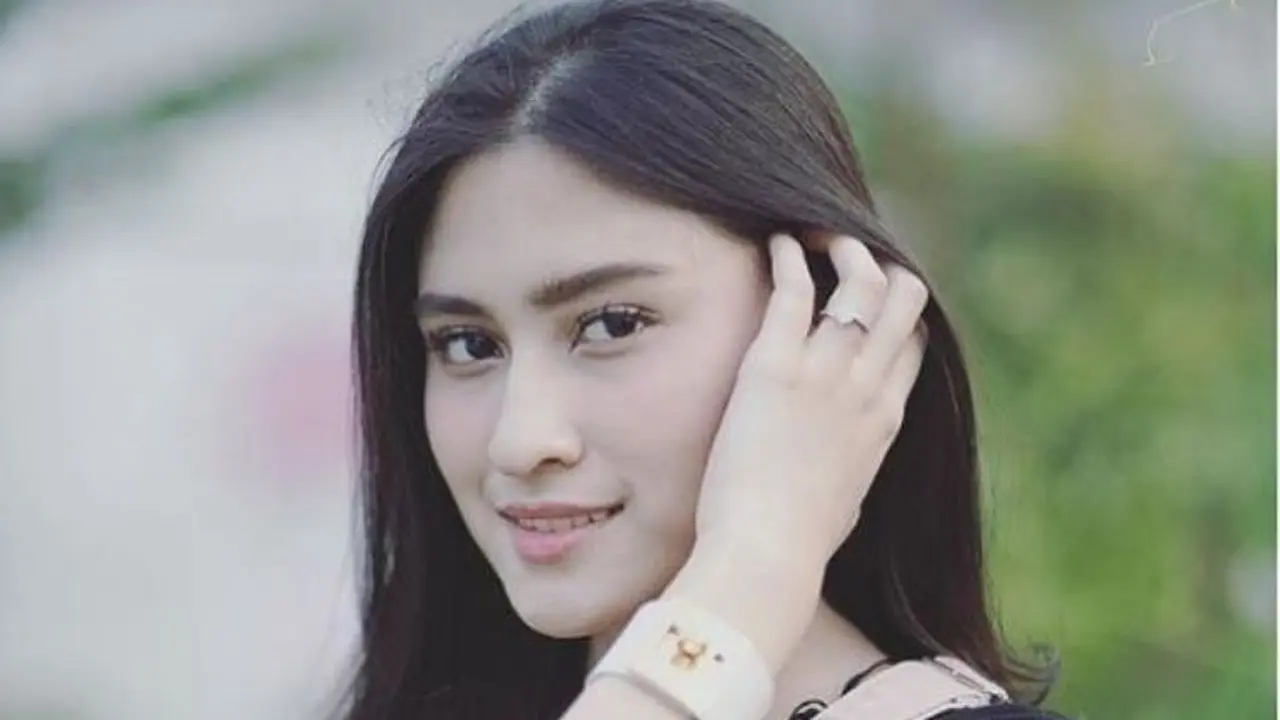 Angbeen Rishi Ungkap Alasan Tak Undang Ibunda saat Lamaran - ShowBiz ...