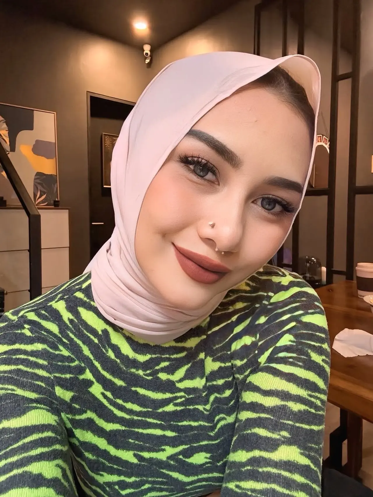 3 Potret Beby Prisillia Istri Onadio Leonardo Pakai Hijab, Pesona Anggun dan Memikat - Hot ...