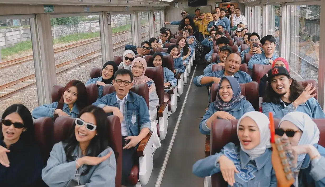 Gaya Duet Cantik Brisia Jodie dan Maudy Ayunda Nyanyi di Kereta, Serasi ...