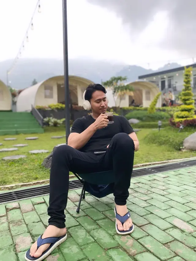 Anak Asuh Jadi Kekasih, 8 Potret Edwin Bahari Pacar Brondong Anisa Bahar - Hot Liputan6.com