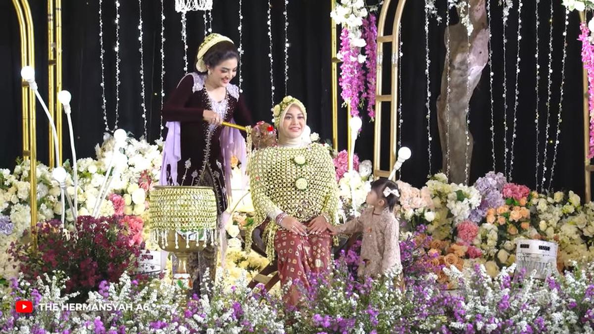 10 Potret Mitoni Aurel Hermansyah, Berikut Makna dari Tradisi Masyarakat Jawa - Photo Fimela.com