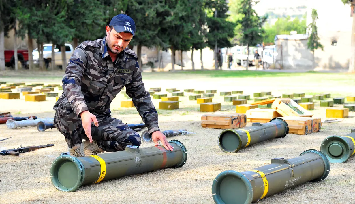 FOTO: Tentara Suriah Sita Senjata dan Amunisi dari Pemberontak - Foto ...