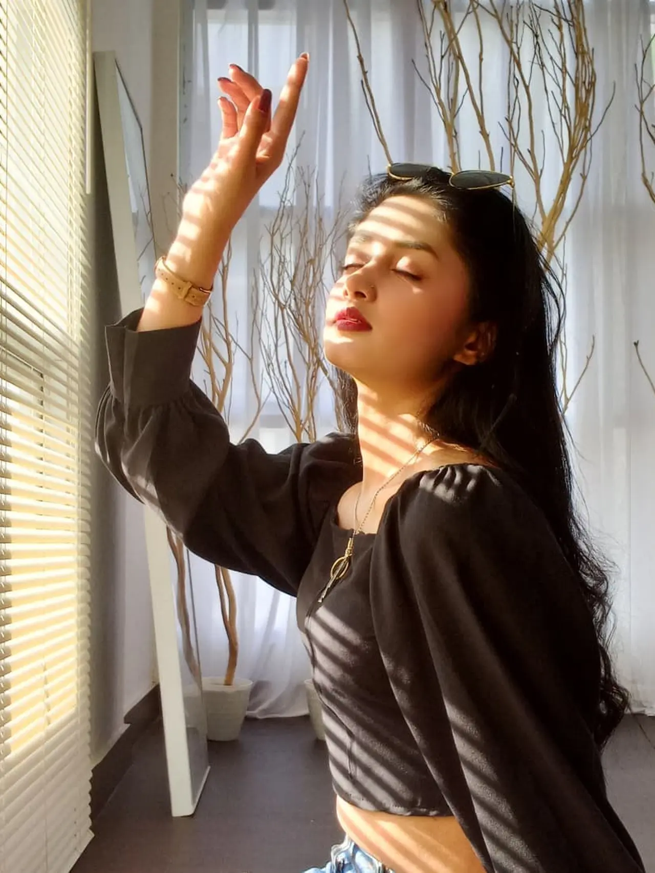 6 Potret Sehnaz Nabilah Menantu Epy Kusnandar, Blasteran Indonesia ...