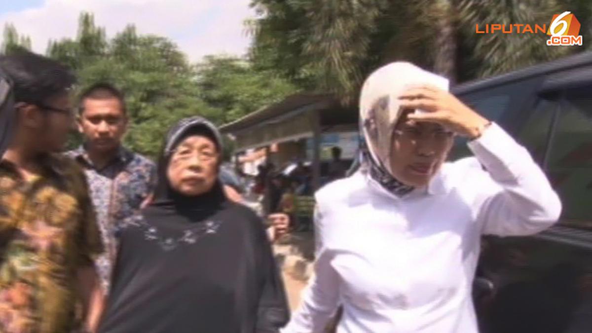 Ibunda Bawakan Oleh-oleh dari Tanah Suci untuk Ratu Atut - News ...