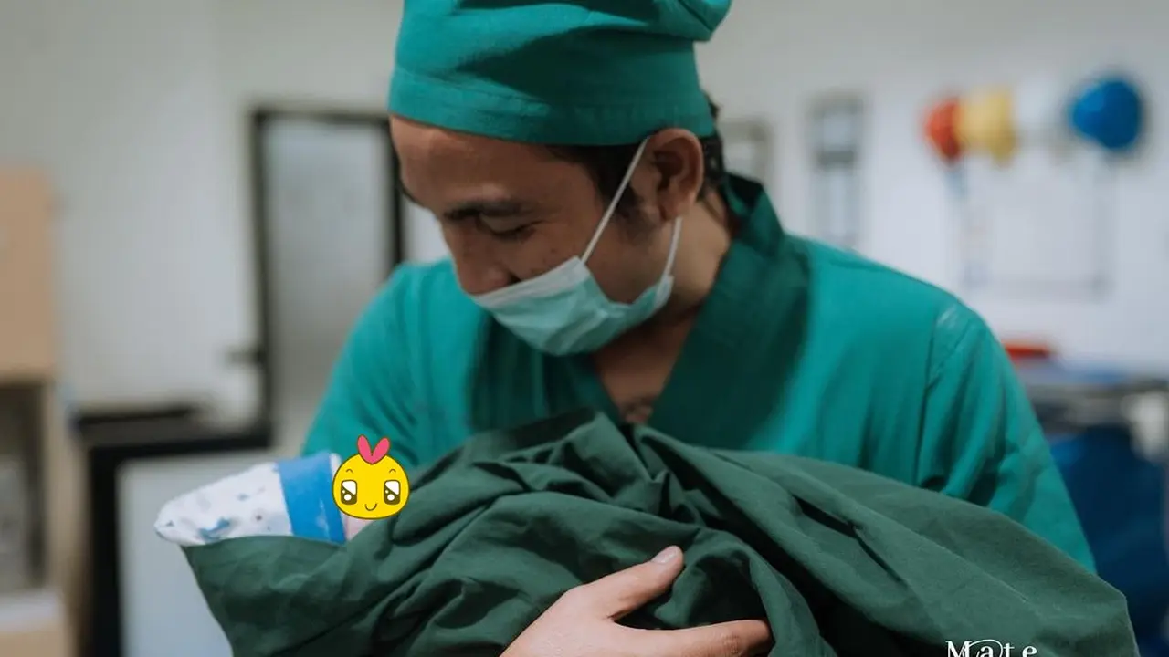 7 Potret Komo Ricky Momong Anak Pertama, Curi Perhatian - Hot Liputan6.com