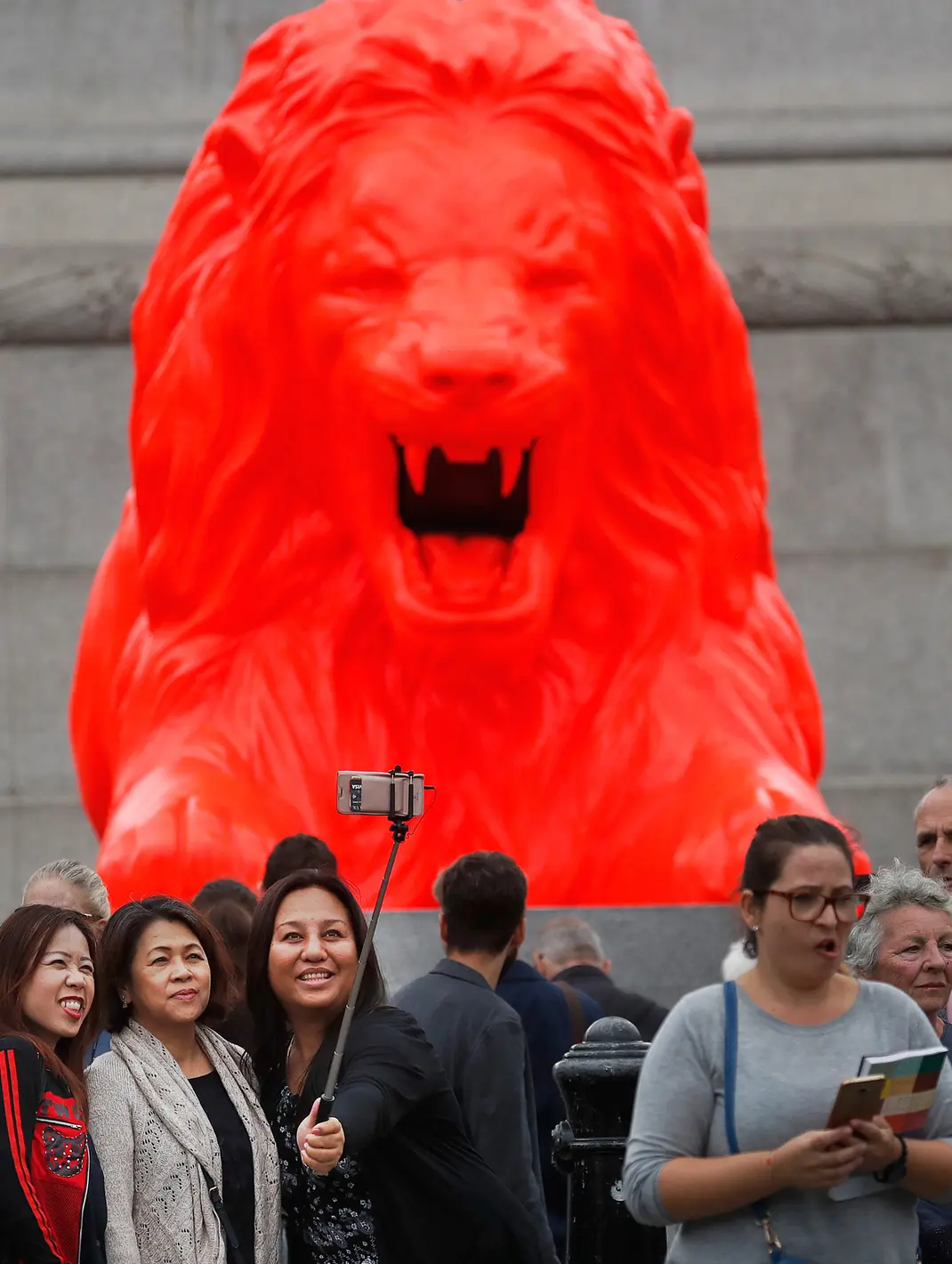 FOTO: Patung Singa Merah Raksasa Jadi Pusat Perhatian Warga London ...