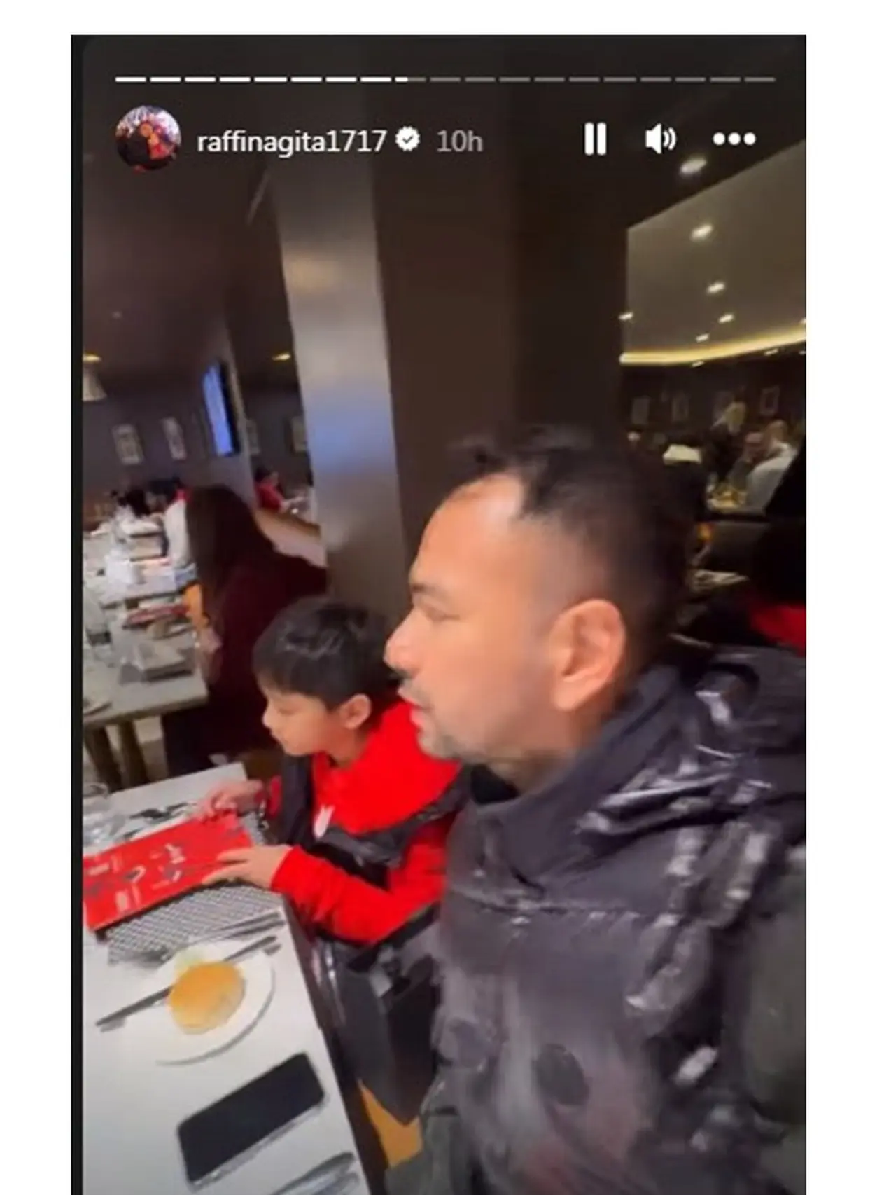 7 Potret Raffi Ahmad Ajak Rafathar Nonton Langsung Pertandingan Liverpool, Seru - Hot Liputan6.com