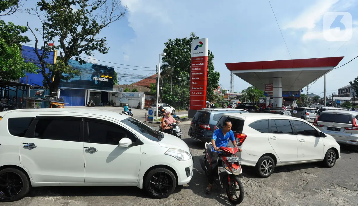 Antrean Kendaraan Jelang Pemberlakuan Kenaikan BBM di SPBU Cinere - Foto Liputan6.com