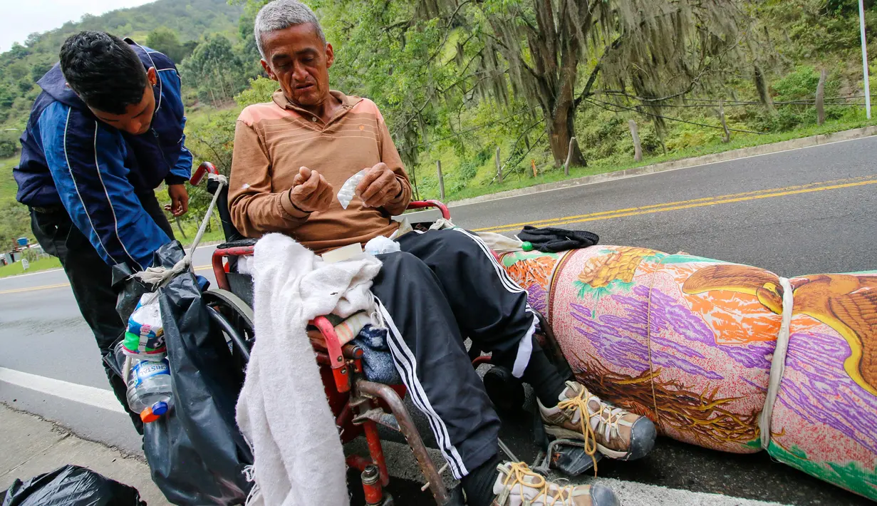 FOTO: Kisah Migran Venezuela Dorong Kursi Roda Sejauh 600 Km Demi ...