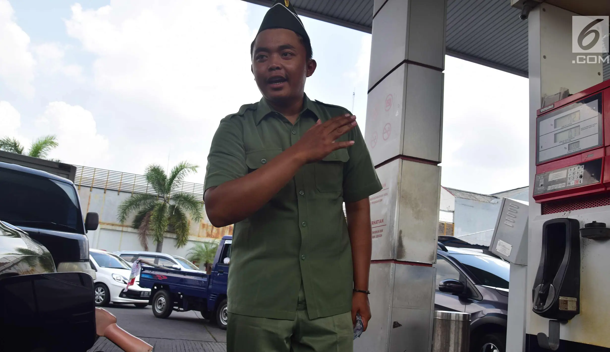 PHOTO: Ketika Petugas SPBU Kenakan Baju Pejuang di Hari Pahlawan - Foto ...