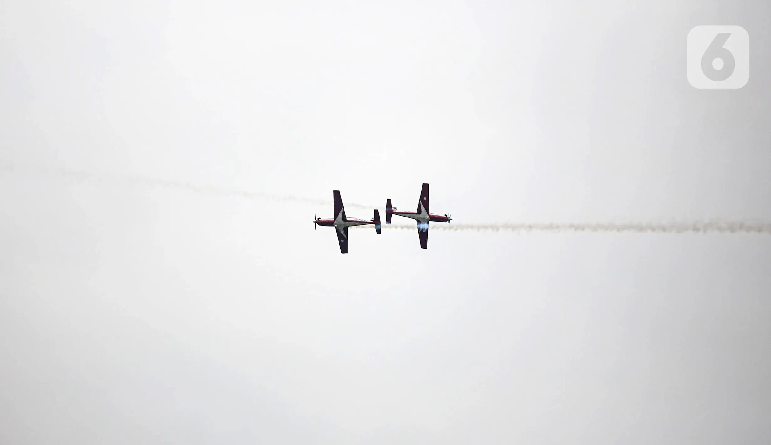 Atraksi Pesawat F-16 dan Jupiter Aerobatic dalam HUT ke-77 TNI - Foto ...