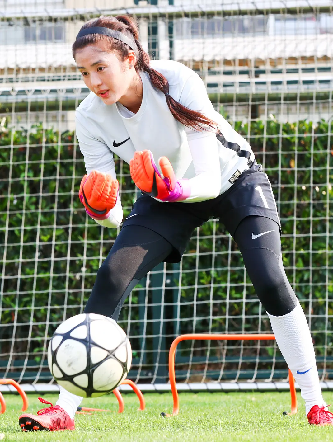 FOTO: Aksi Kiper Cantik Zhao Lina saat Latihan - Foto Liputan6.com