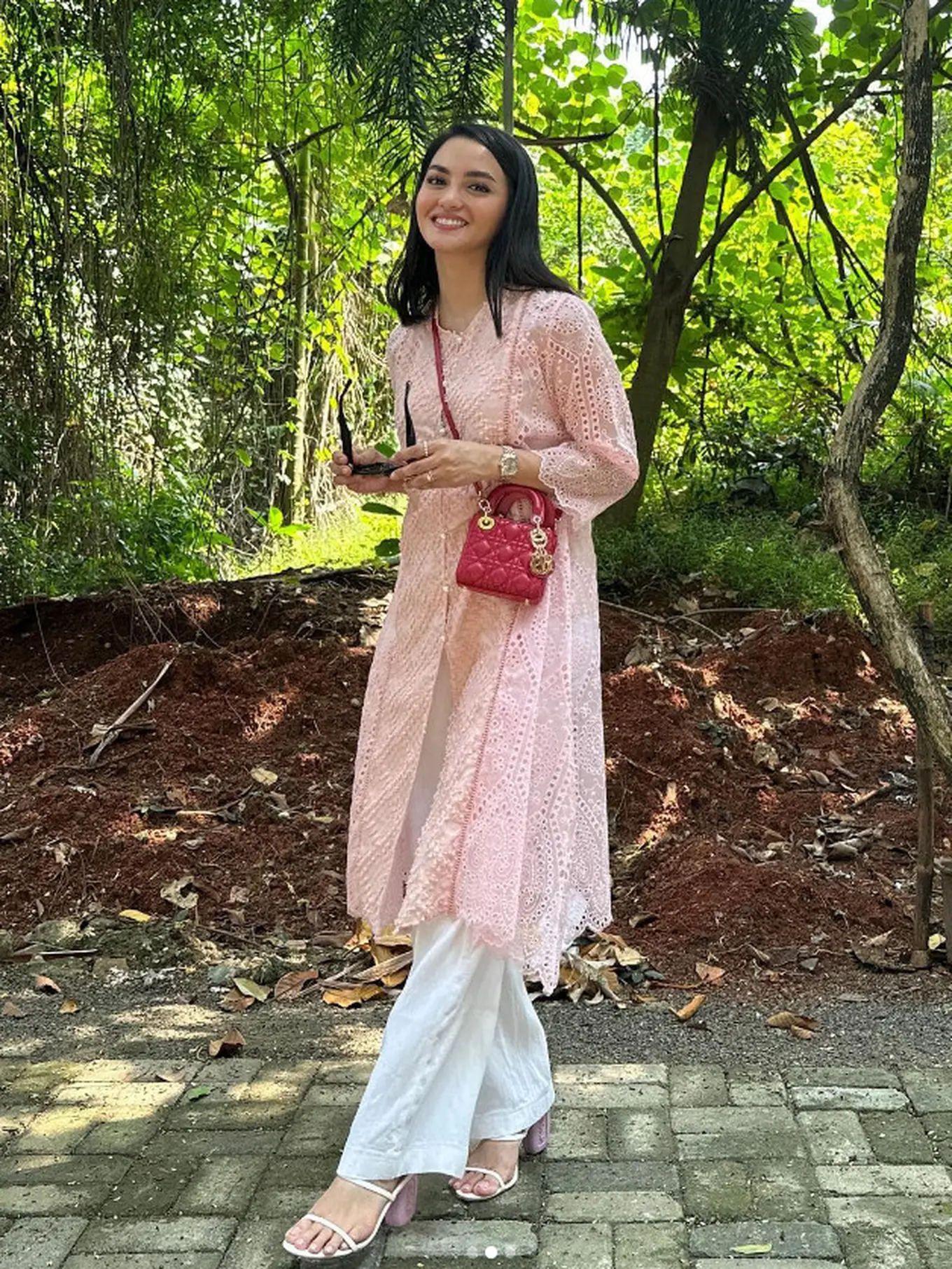 Potret Cantik Ririn Ekawati dalam Balutan Tunik dan Coat ...