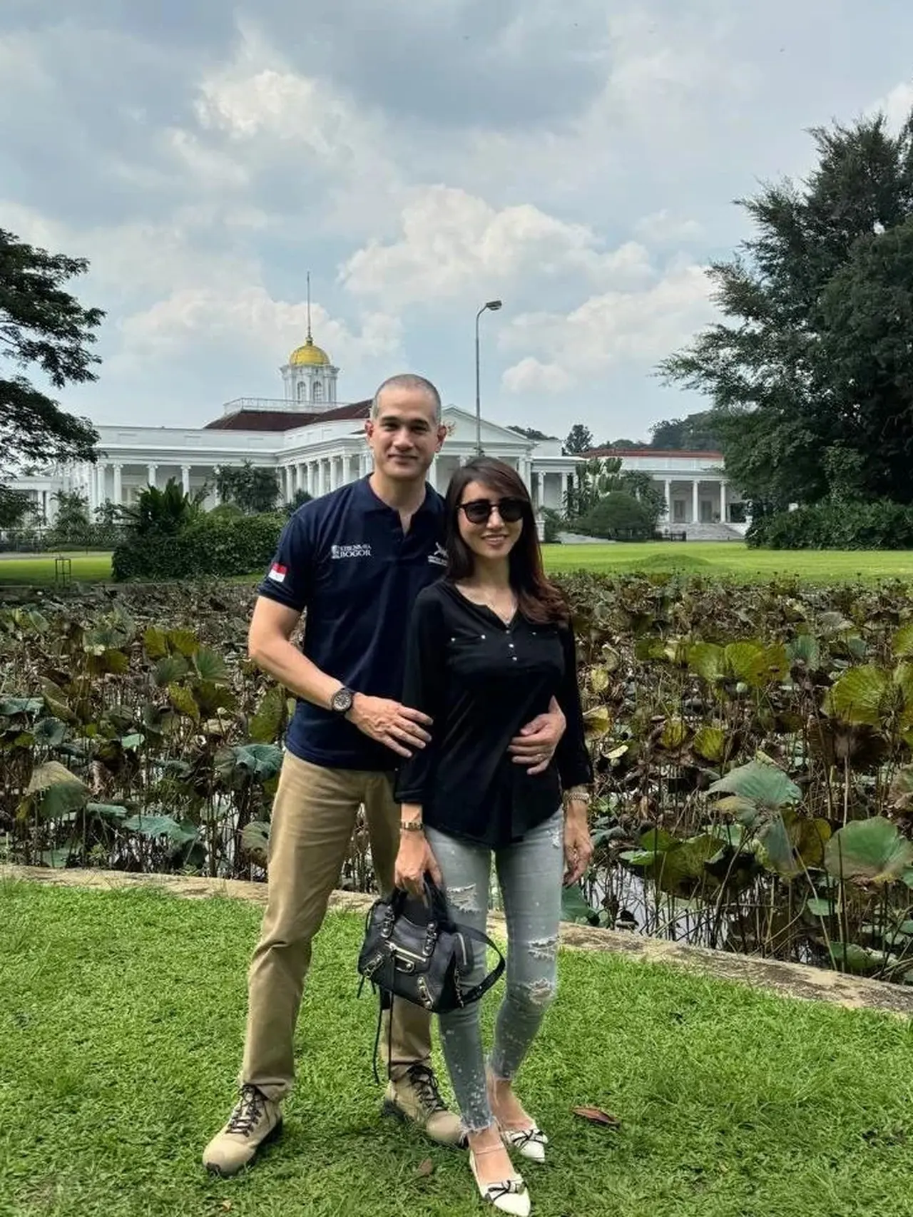 Empat Tahun Menduda, Ini 6 Potret Mesra Okan Kornelius Bareng Kekasih ...