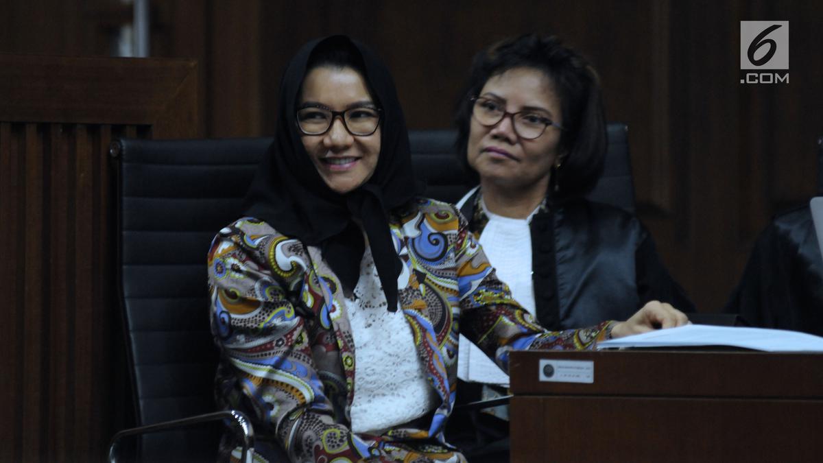 FOTO: Senyum Rita Widyasari Saat Jalani Sidang Lanjutan - Foto Liputan6.com