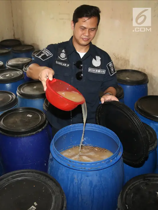 FOTO: Polisi Bongkar Industri Rumahan Ciu di Pekojan - Foto Liputan6.com