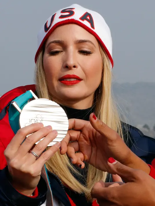 FOTO: Ekspresi Ivanka Trump Saat Dikalungi Medali Olimpiade Musim Dingin - Foto Liputan6.com