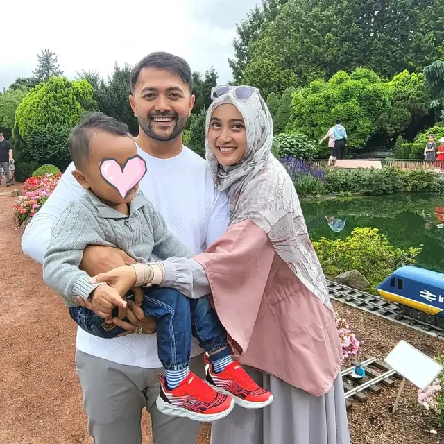 Jarang Tersorot, Ini 6 Potret Manis Meyda Sefira 'Ketika Cinta Bertasbih' dan Suami - Hot ...