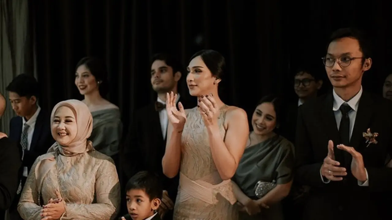 6 Potret Dena Rachman di Acara Pernikahan Adiknya, Tampil Memesona ...