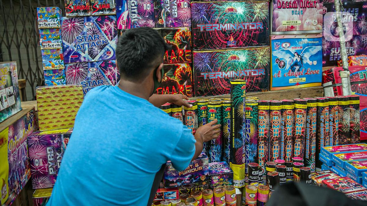 FOTO: Jelang Tahun Baru Kala Pandemi, Penjualan Kembang Api Turun 75 Persen