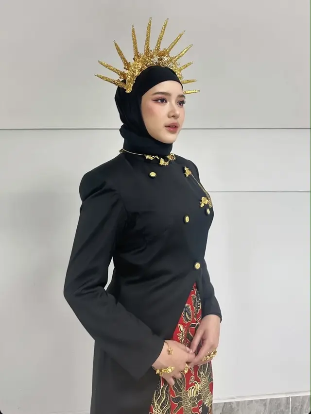 6 Potret Tiara Andini Memesona dengan Hijab dan Kebaya Janggan ...