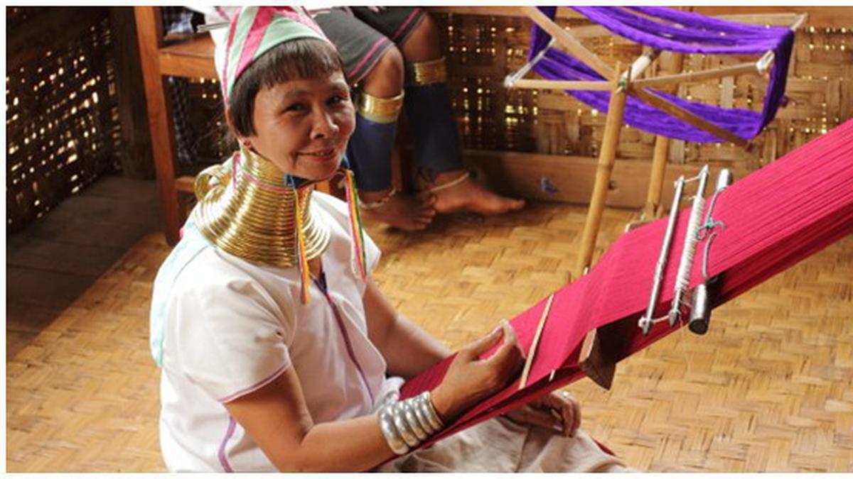 Semakin Panjang Leher Berarti Semakin Cantik, Tradisi Unik Wanita Suku ...