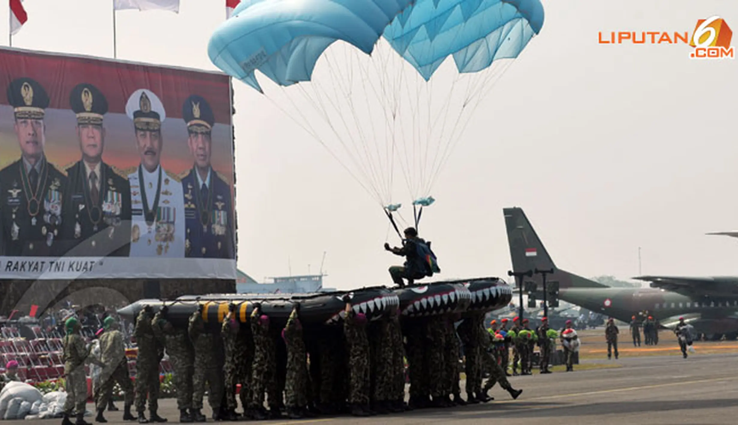Atraksi Udara Semarakkan HUT TNI ke-68 - Foto Liputan6.com