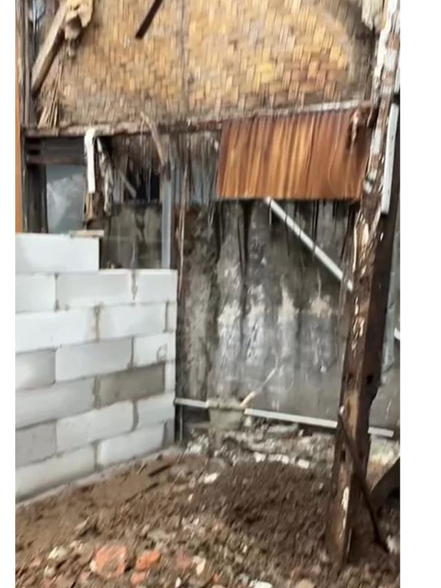 6 Potret Kondisi Rumah Diding Boneng yang Roboh, Raffi Ahmad Bantu Renovasi