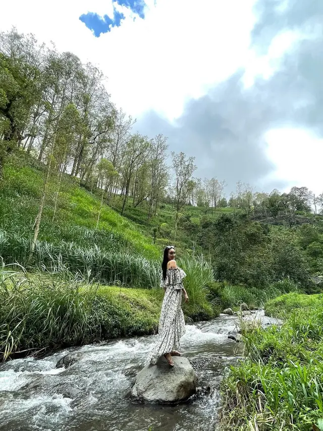 6 Gaya Bella Aprilia Sant saat Berlibur di Alam, Tetap Menawan ...