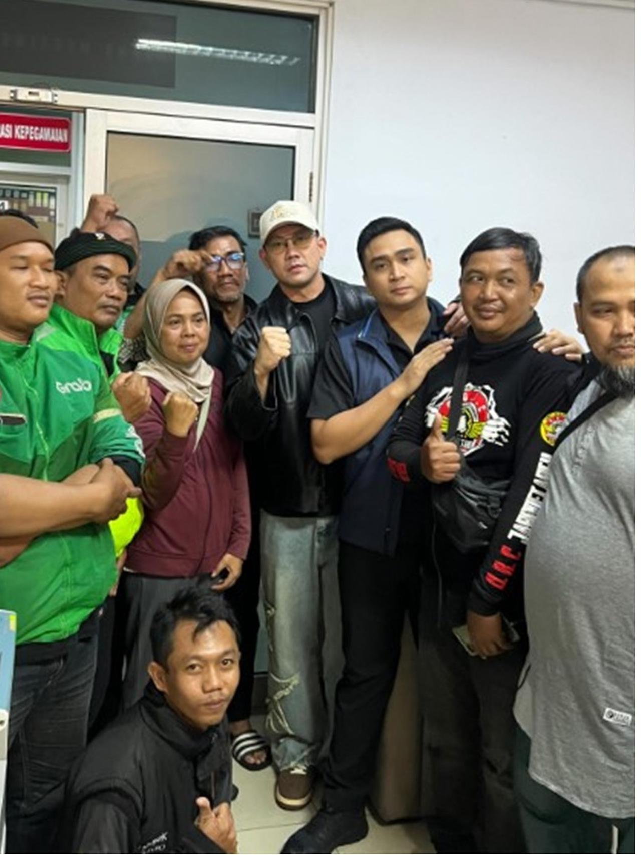 6 Potret Denny Sumargo dan Lutfi Agizal Temui Keluarga Ojol Korban ...