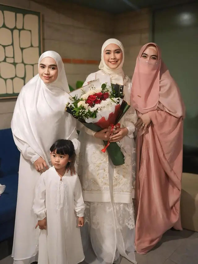 Outfit Keluarga Ria Ricis di Premiere Film Gaza, Beri Dukungan Oki ...