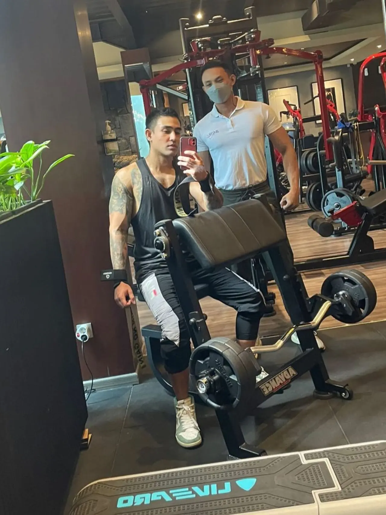 7 Potret Axel Matthew saat Nge-gym, Tak Kalah Berotot dari Jeremy Thomas - Hot Liputan6.com