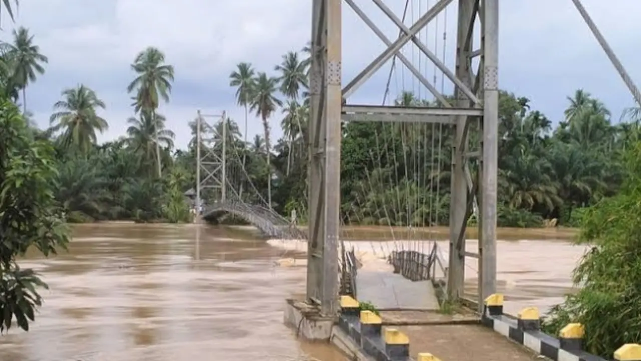 Diterjang Air Banjir, Jembatan di Kabupaten Kuansing Putus - Regional Liputan6.com
