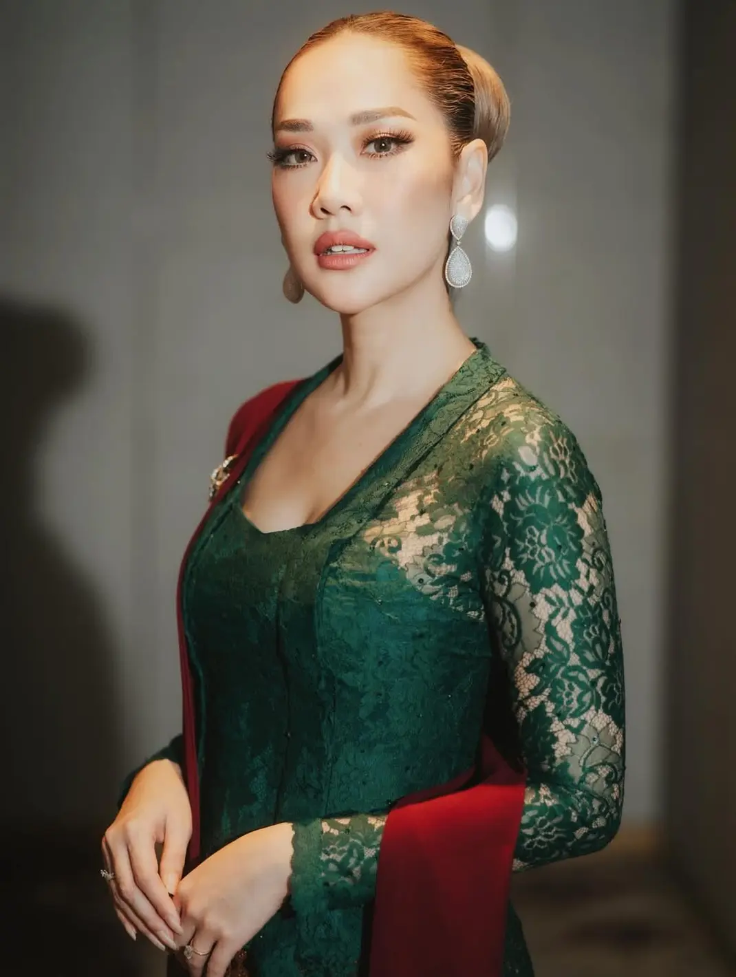 8 Adu Gaya Artis Pakai Kebaya di Hari Kartini 2025, dari Dian Sastrowardoyo, Cinta Laura, hingga ...