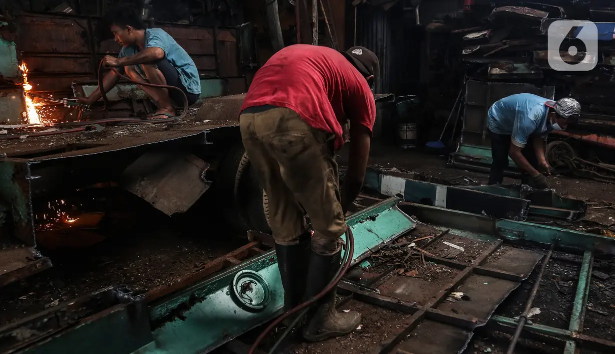 FOTO: Nasib Kopaja Tua yang Kini Dijual Kiloan - Foto Liputan6.com