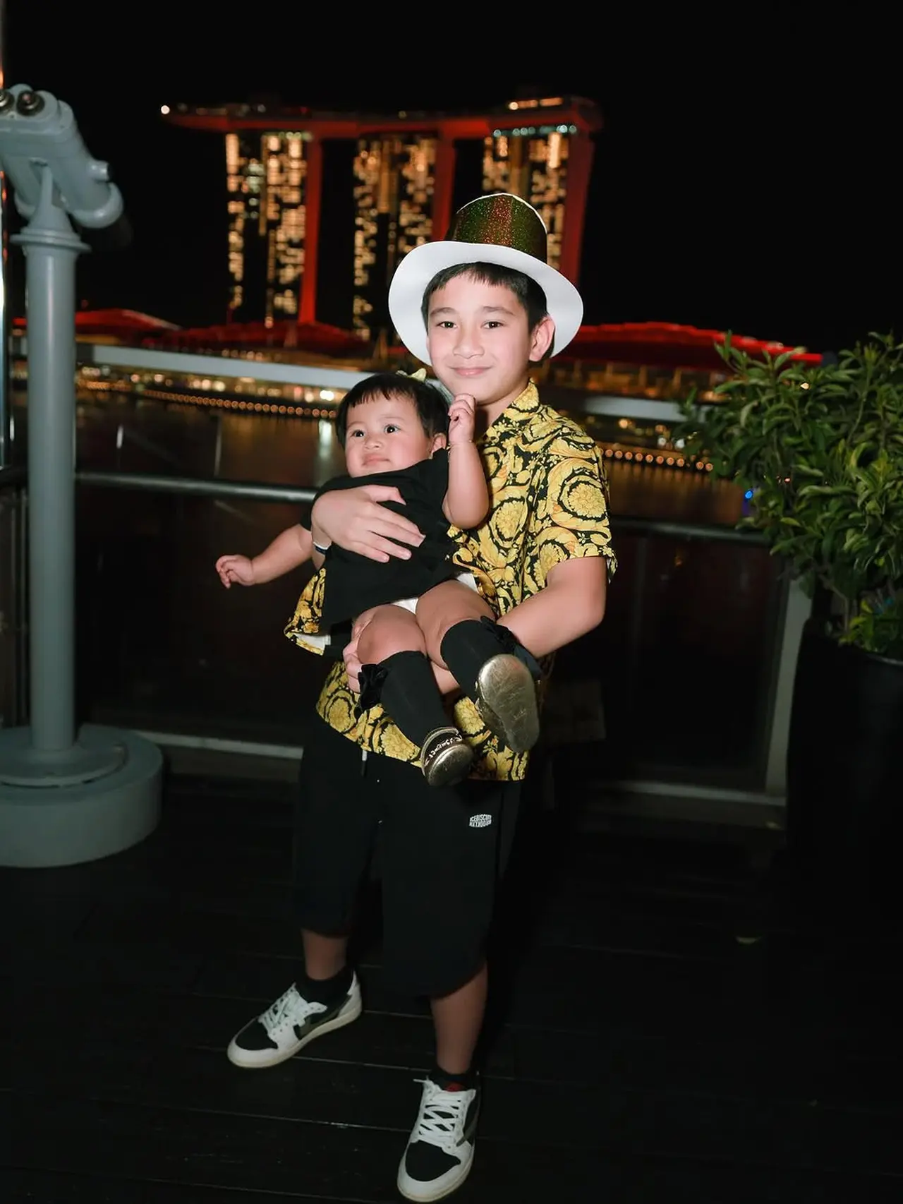 5 Potret Rafathar Gendong Baby Lily dengan Sederet Ekspresi, Kakak Adik Menggemaskan - Hot ...