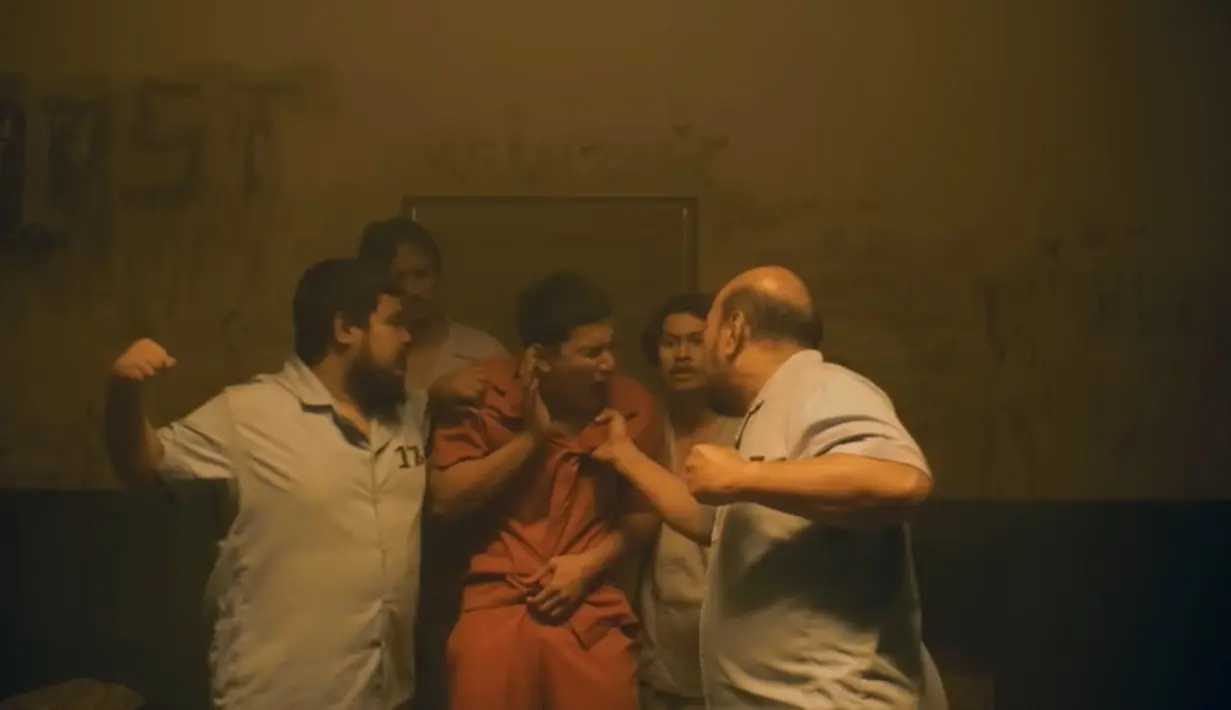 Adegan Film Miracle In Cell No. 7, Vino G. Bastian Menjalani Hidup di ...