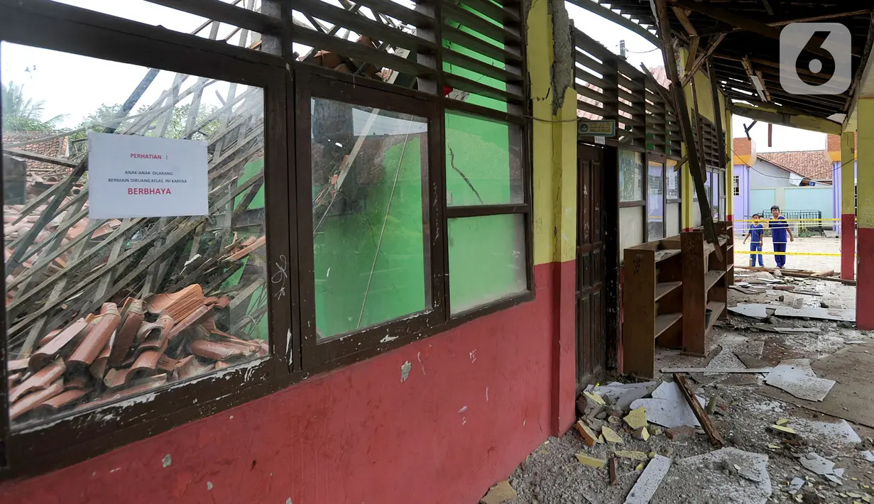 FOTO: Kondisi Ruang Kelas SD di Tangerang yang Ambruk - Foto Liputan6.com