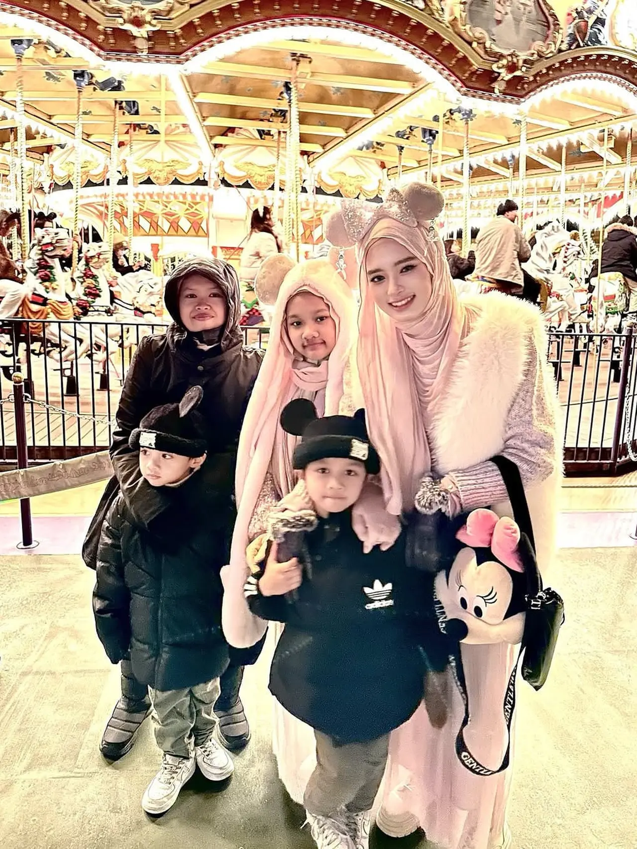 7 Potret Inara Rusli Ajak Anak Liburan di Disneyland Tokyo, Destinasi ...