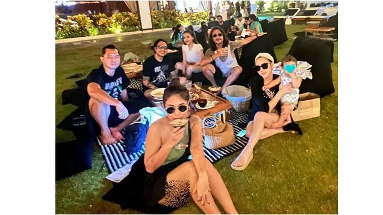 6 Potret Kedekatan Cupi Cupita dan Gofar Hilman, Liburan Bareng di Bali ...