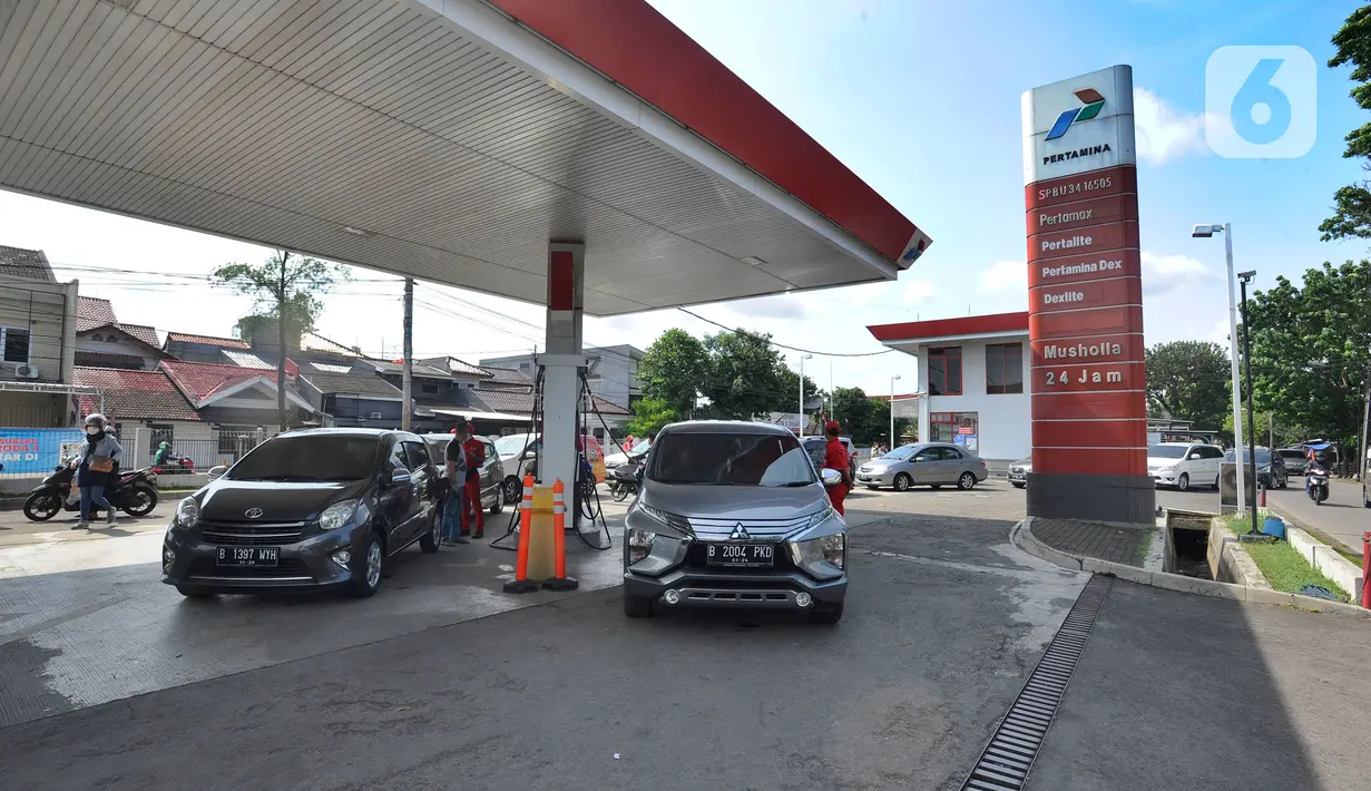 Antrean Kendaraan Jelang Pemberlakuan Kenaikan BBM di SPBU Cinere - Foto Liputan6.com